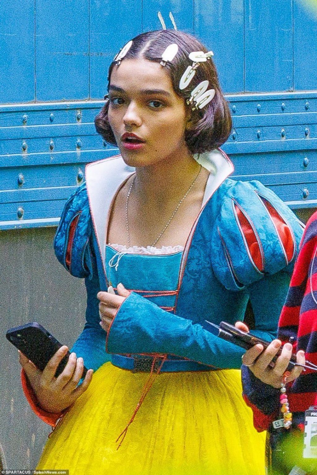 Branca de Neve: Vazam as primeiras fotos de Rachel Zegler com figurino ... Branca de Neve: Vazam as primeiras fotos de Rachel Zegler com figurino ...