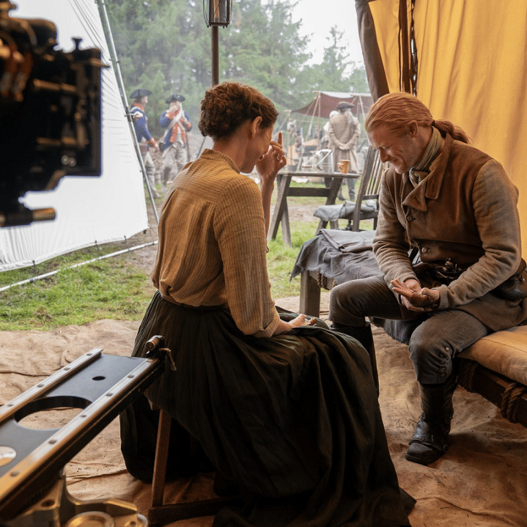Outlander libera imagens dos bastidores da 7ª temporada - Guia Disney+ ...