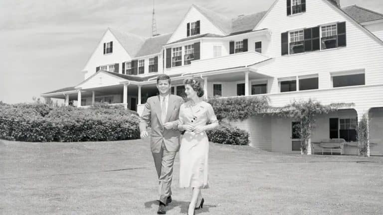 História de Amor: O que é o Kennedy Compound mostrado na série sobre ...